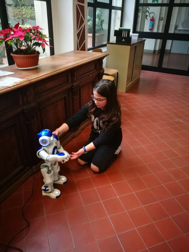 Feature a Teacher: NAO as an emotional robot for students